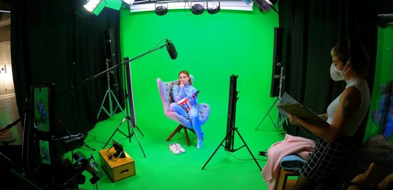 Larissa Manoela apresenta a Lari Cel, sua operadora de telefonia ...