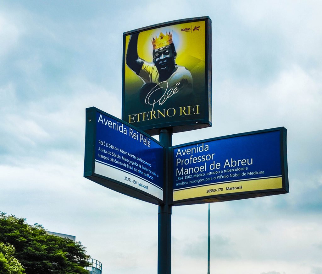Kallas Mídia OOH homenageia Pelé com placa de rua histórica no Rio de ...