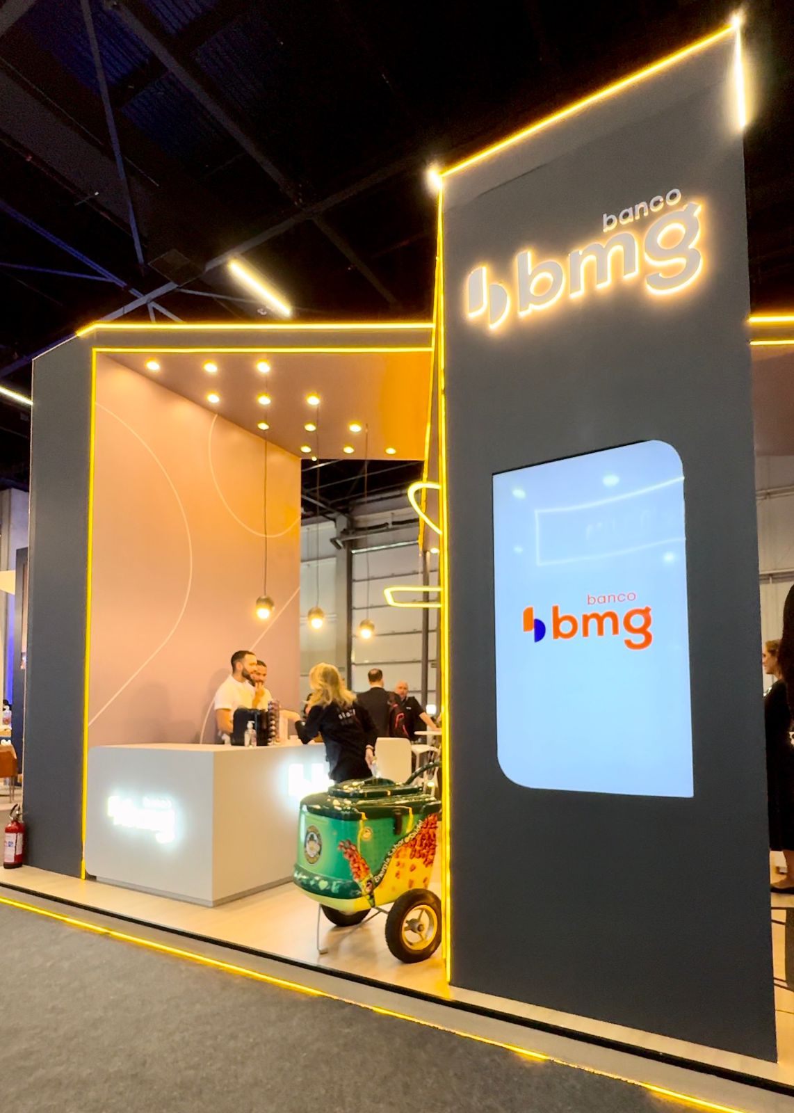 EAÍ?! Content Experience assina estandes para Banco Bmg e MetLife no ...