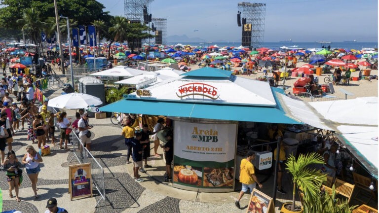Wickbold ocupa a orla de Copacabana com quiosque temático em ação ...